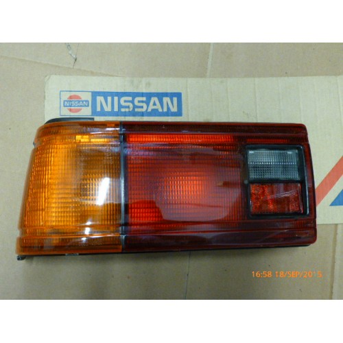 Original Nissan Sunny B11 Sedan Heckleuchte links 26555-03A01