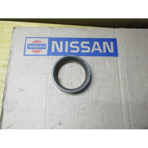 Original Nissan Cabstar F24M Buchse Radlager hinten 43270-MA40A Nissan ...